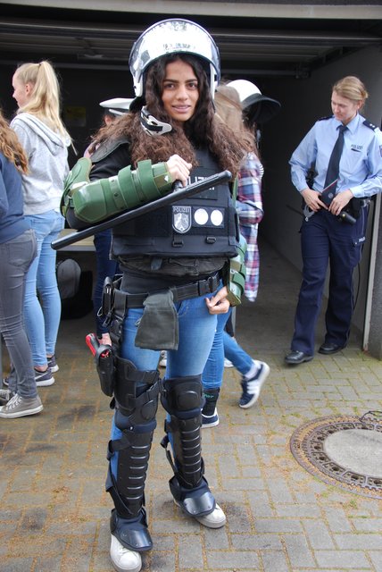 Girls' Day bei der Polizei - Interessierte Mädchen schlüpfen in den ...