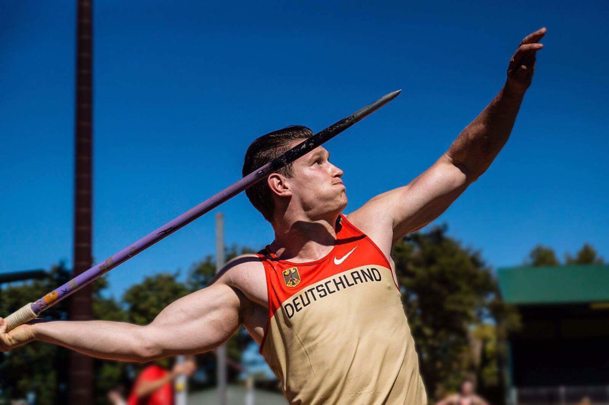 Lars Hamann wirft den Speer im Bottroper Jahnstadion Richtung London ...