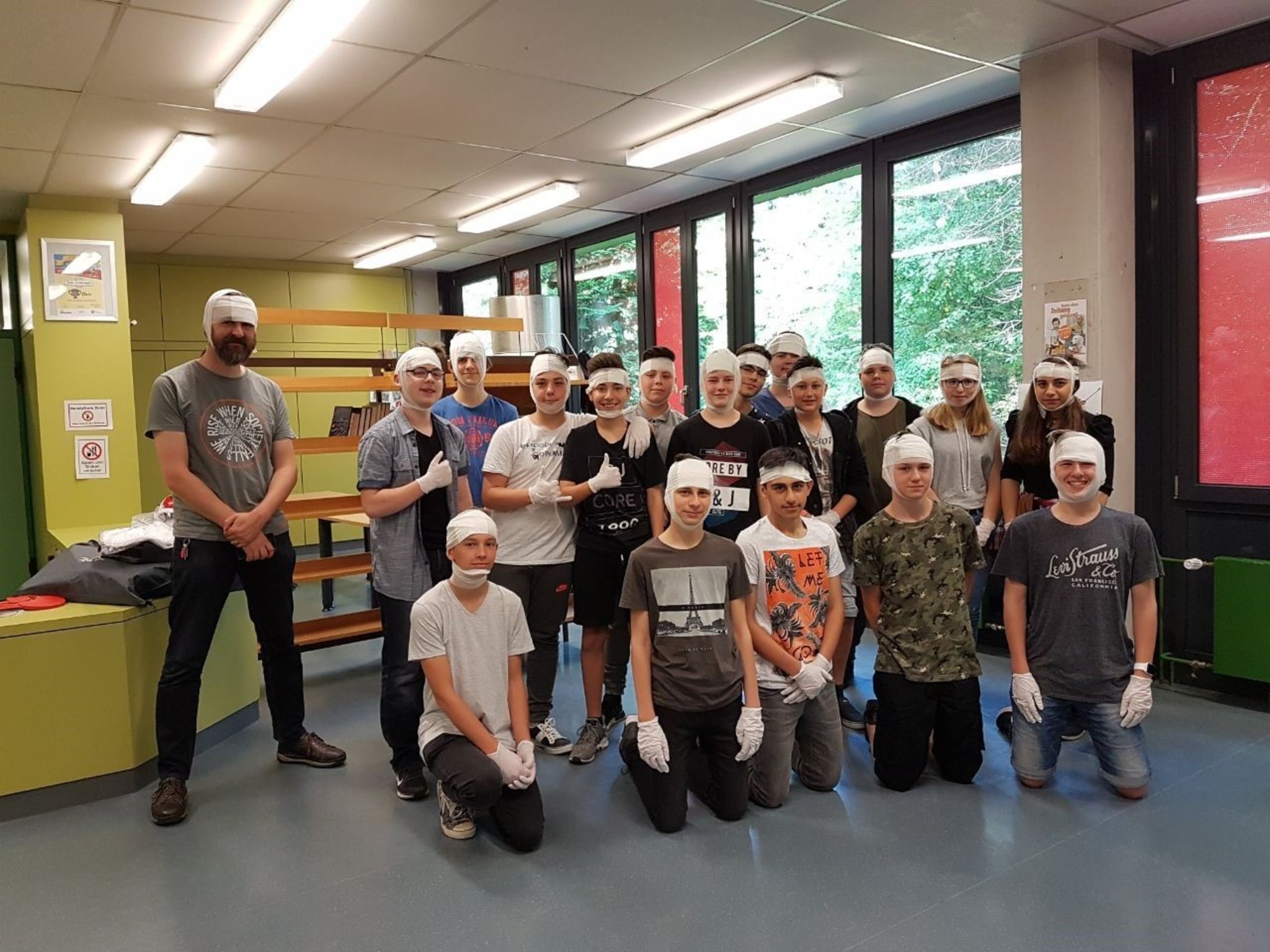 DRK Gladbeck; Ausbildung Erste Hilfe an der Erich Kästner Schule ...