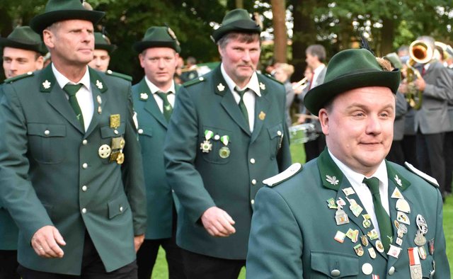 Schützenfest in Haffen - Parade für das neue Königspaar! - Rees