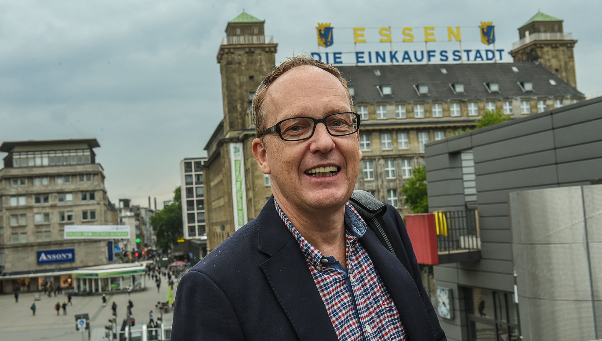 Ab 6.54 Uhr geht's los: Michael Jansen ist Bahnhofsmanager und ...