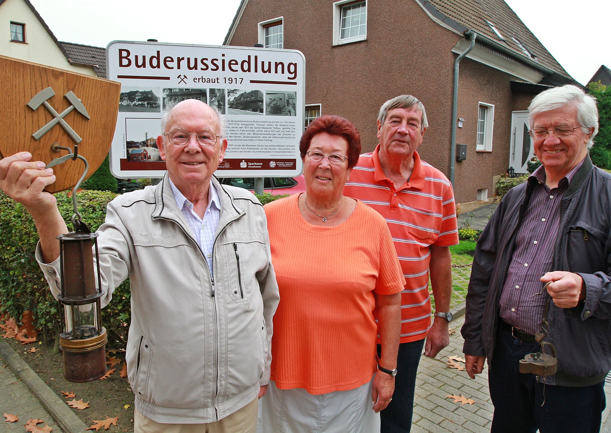 Gedenktafel erinnert an Kohleepoche - 100 Jahre Buderussiedlung Massen ...