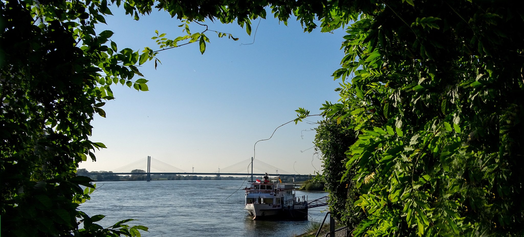 Rees am Rhein im Sonnenschein. - Rees