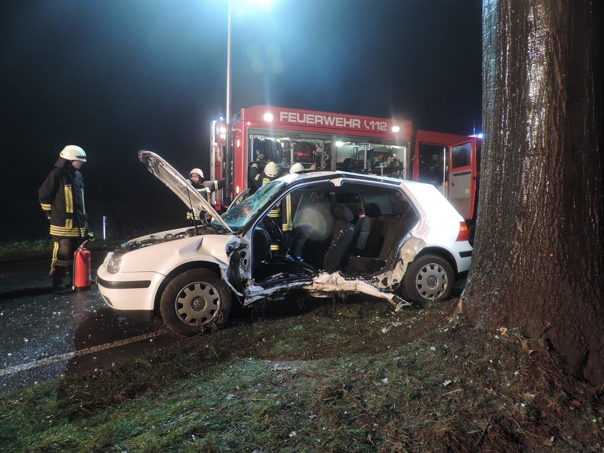 Unfall in Goch - Fahrer gegen Baum geprallt und eingeklemmt und verletzte sich dabei schwer - Goch