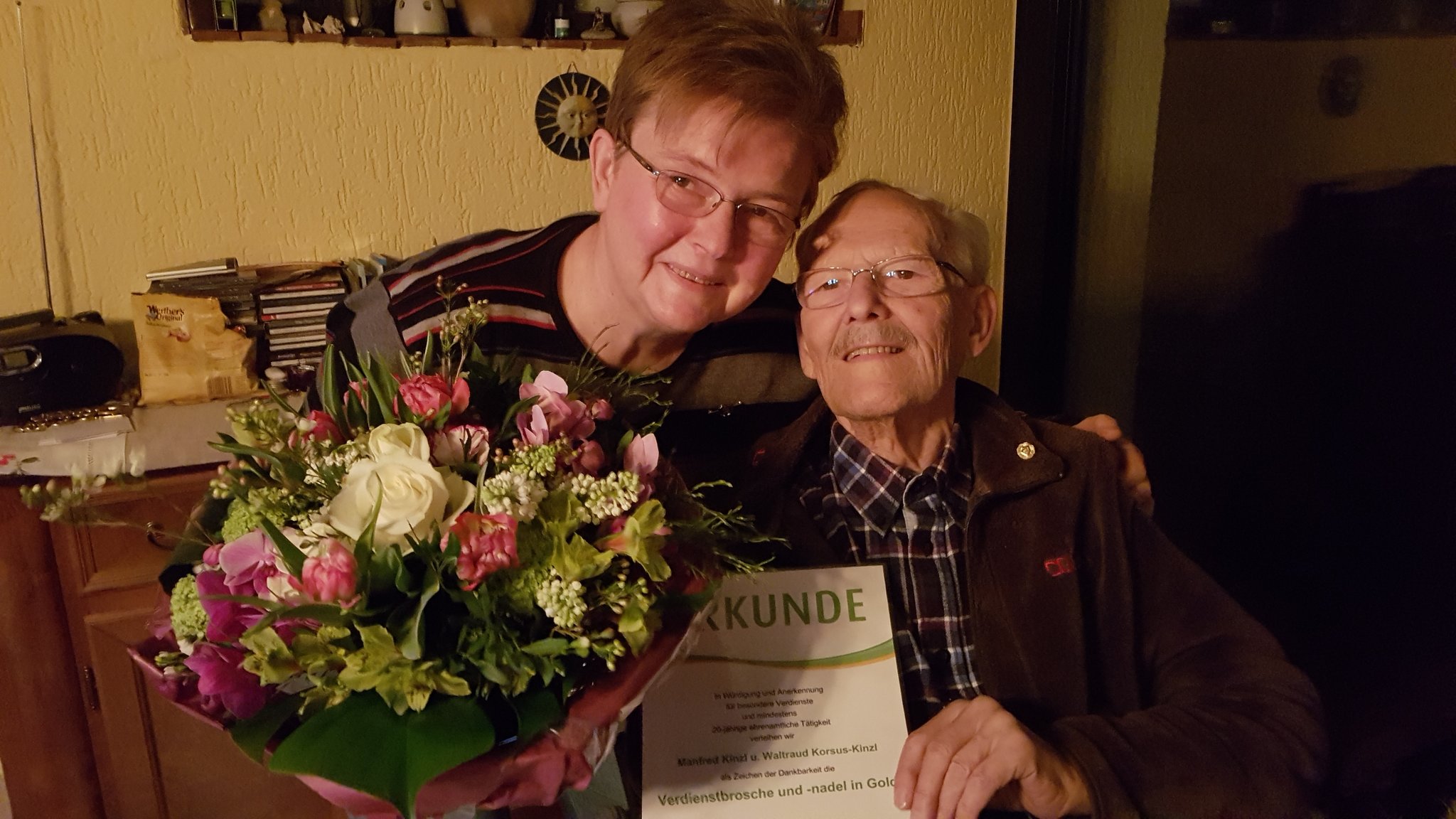 Siedler gratulieren Ehrenvorsitzenden Manfred Kinzl - Arnsberg