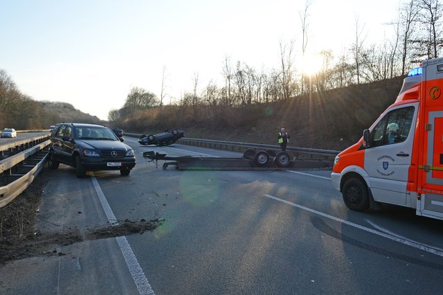 Auto mit Hänger und zwei aufgeladenen Pkw überschlägt sich: A43 nach ...