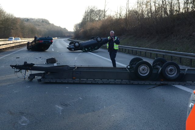 Auto mit Hänger und zwei aufgeladenen Pkw überschlägt sich: A43 nach ...