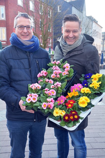 Gladbecker Kaufleute verteilen "Dankeschön-Blumen" an die Kunden - Gladbeck