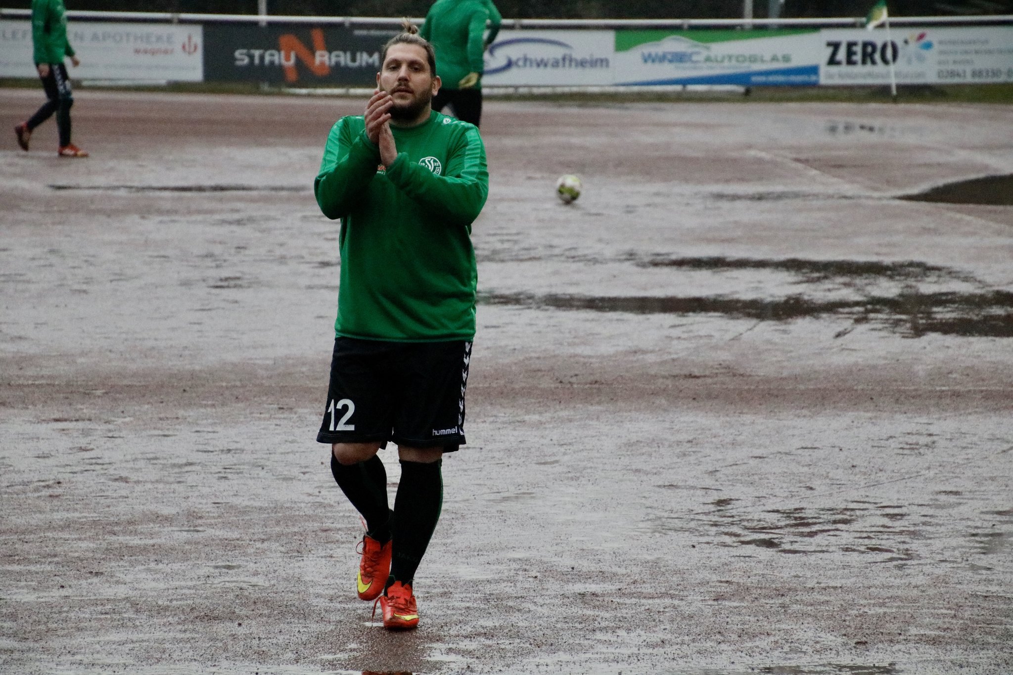 Trainer Daniel Schäfer vom SV Schwafheim II gehen die Spieler aus - Moers