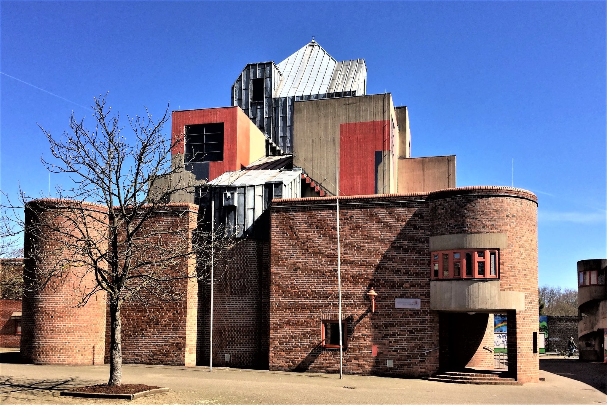 St. Matthäus in Düsseldorf-Garath - ein Schmuckstück moderner ...