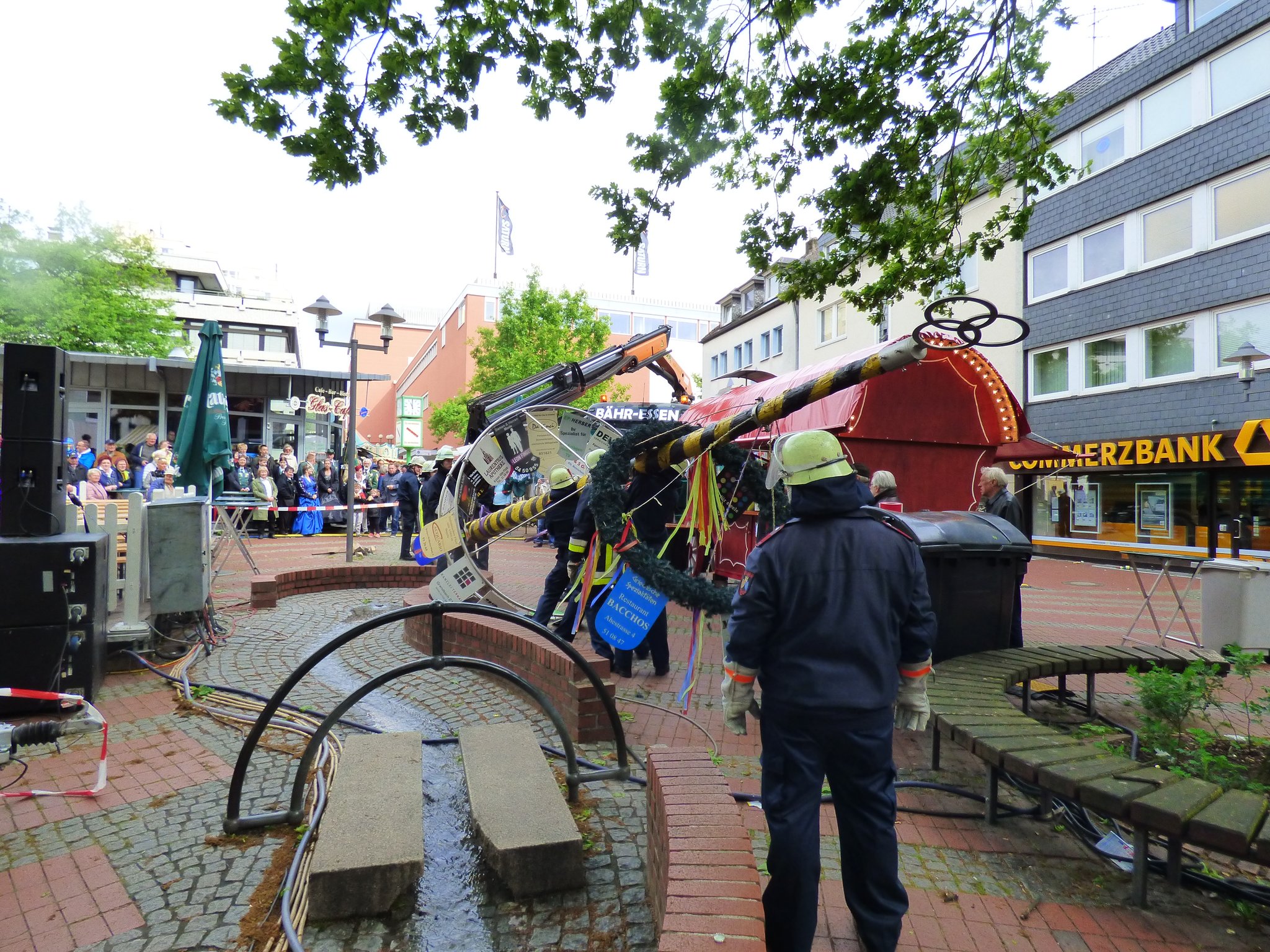 Essen-Steele feiert den 1.Mai 2018 mit dem Aufstellen des Maibaums ...