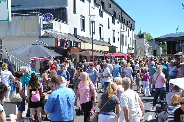 Baumberg feiert auf der Hauptstraße - Monheim am Rhein