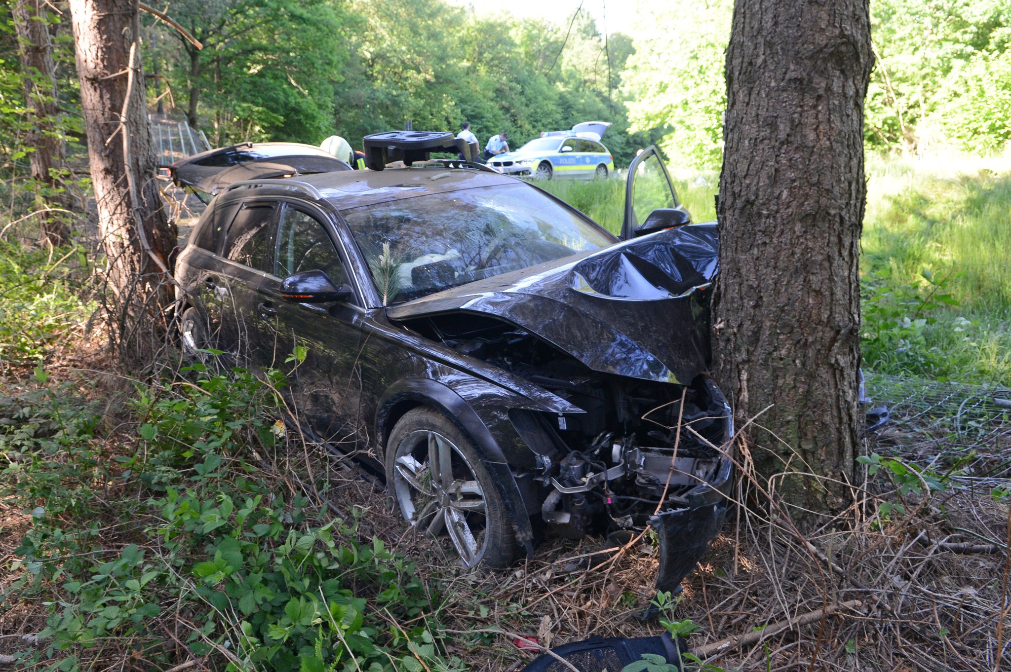 Audi kracht in Halterner Ausfahrt der A 43 gegen Baum - Fahrer schwer verletzt - Haltern
