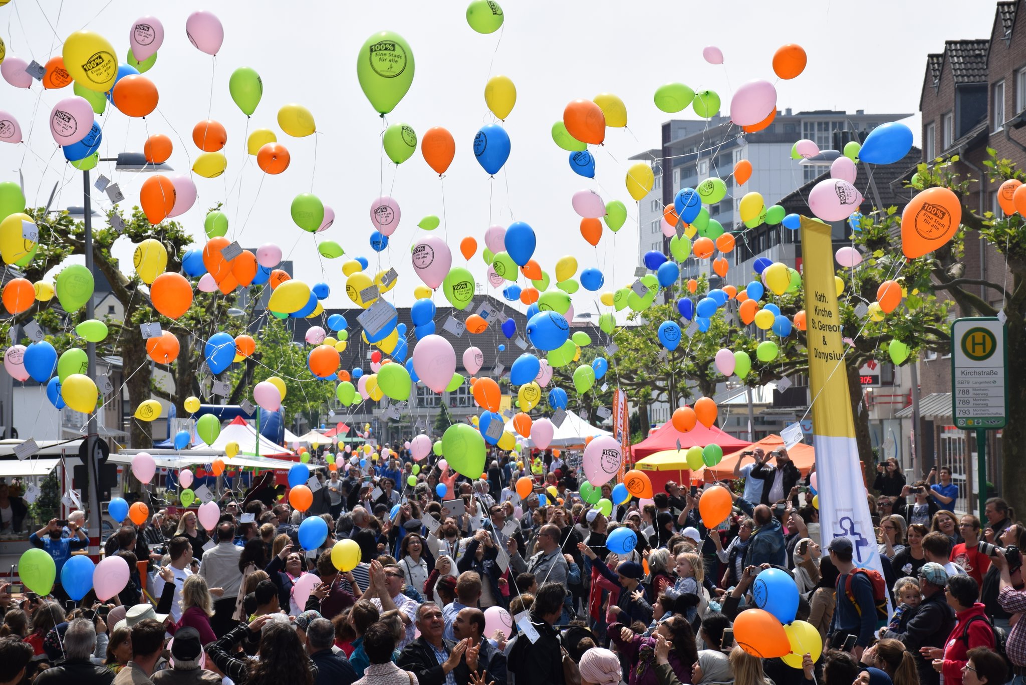 Monheim zeigte Flagge: Rund 1000 Menschen feierten beim „Fest der ...
