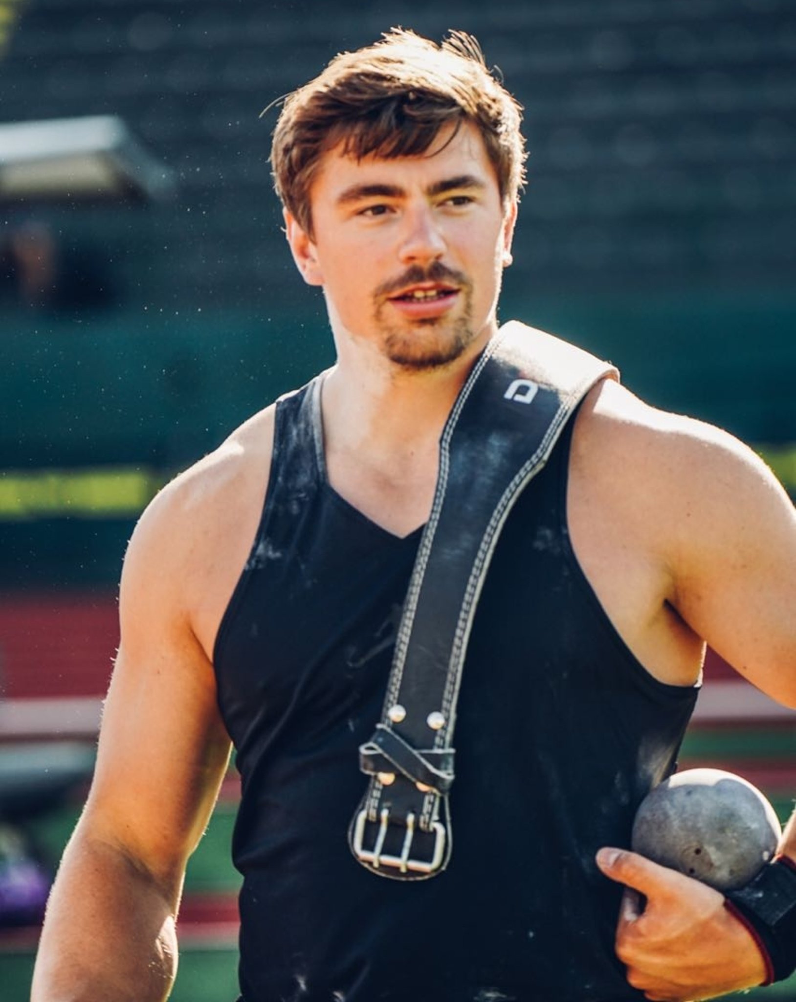 David Storl wird die Kugel im Bottrop Jahnstadion Richtung ...