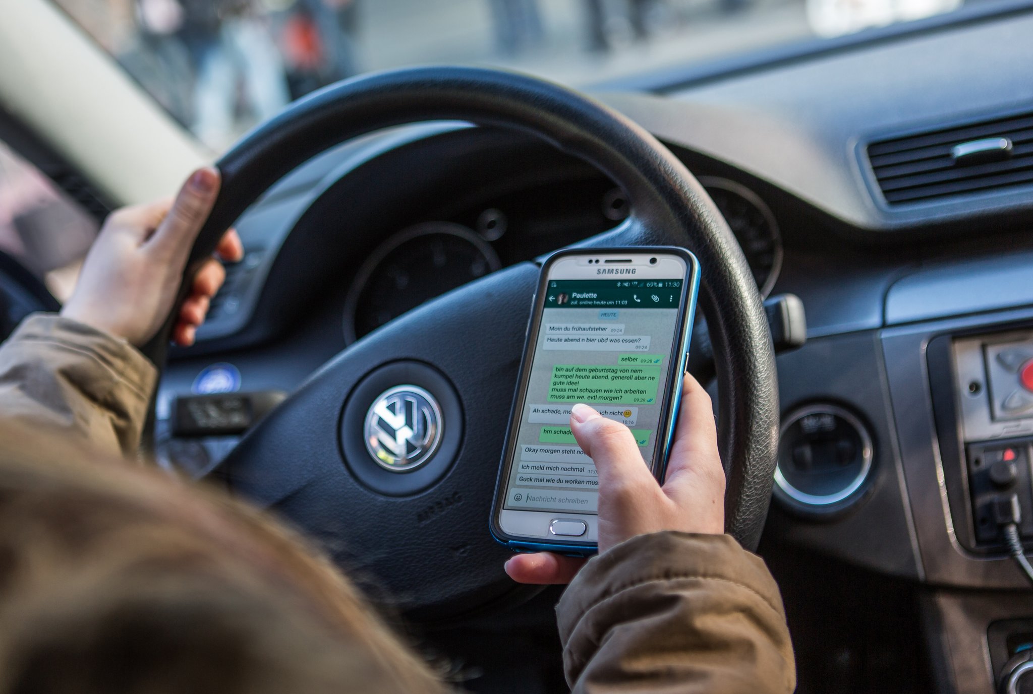 Im 40-Tonner mit dem Handy in der Hand - Hagen