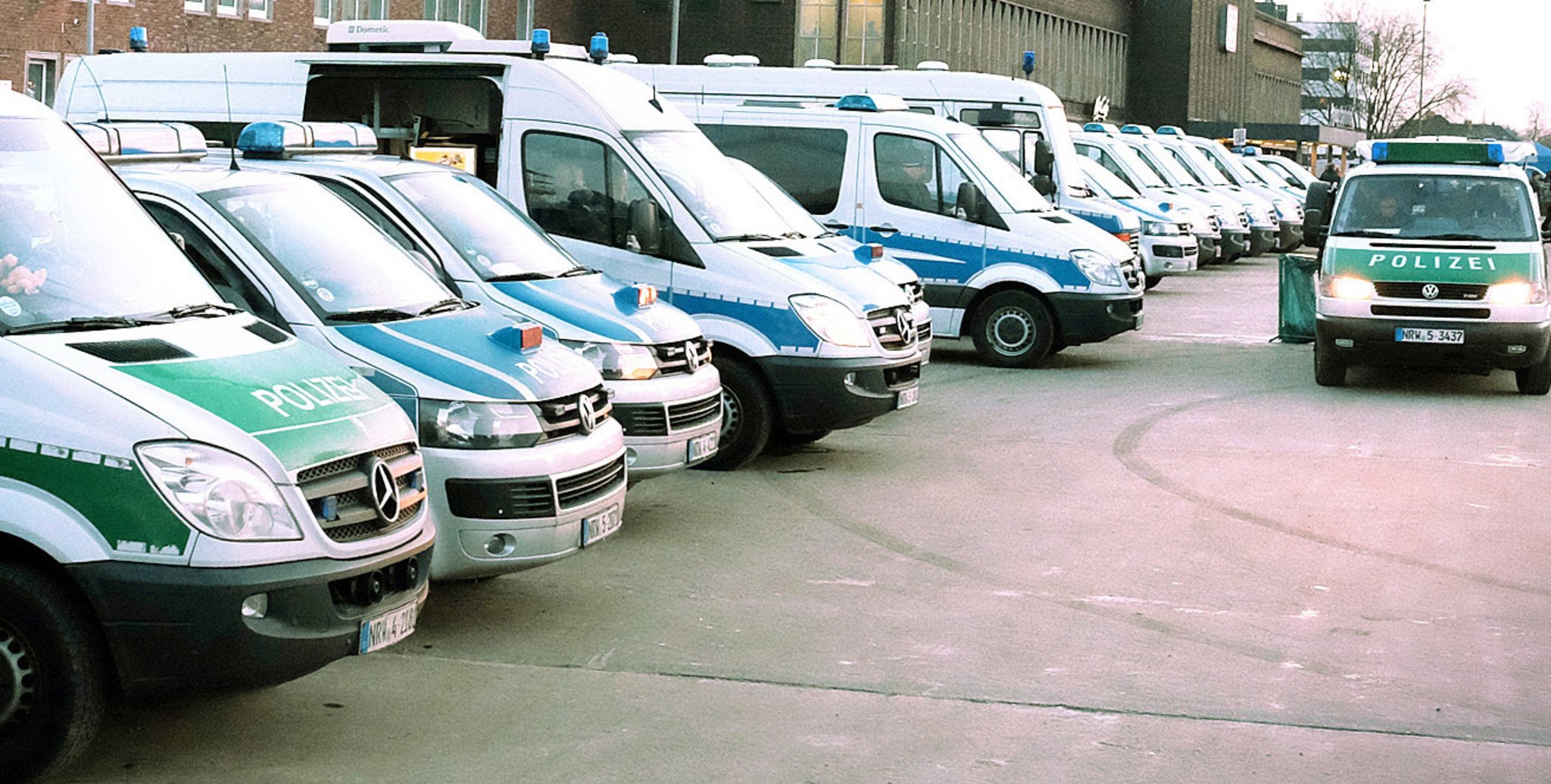 Polizei Duisburg: 55 PEGIDA-Anhänger trafen auf 1.500 ...