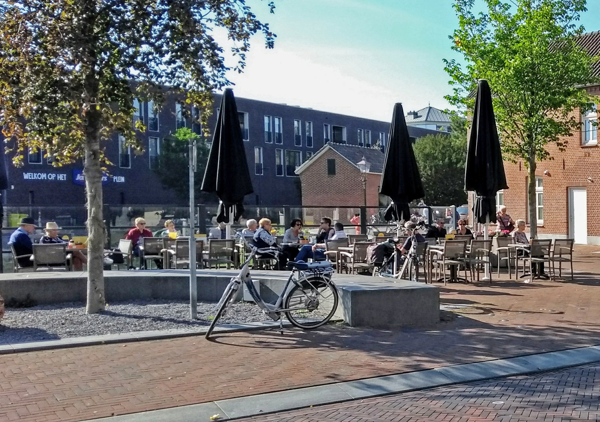 "Een terrasje pakken" machen unsere Nachbarn gern. "Maar alleen in de ...