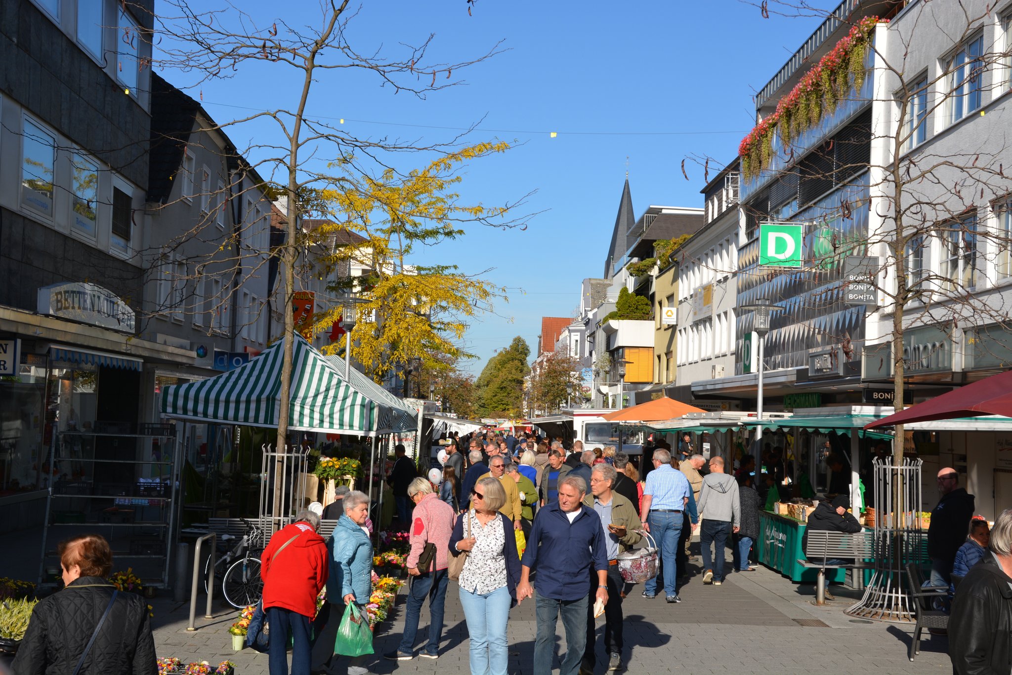 Rappelvolle City beim Fresekenmarkt in Neheim - Arnsberg-Neheim
