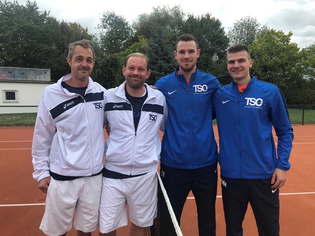 Tennis: Mitglieder des Tennis Sport Clubs Hilden feiern das Saisonende