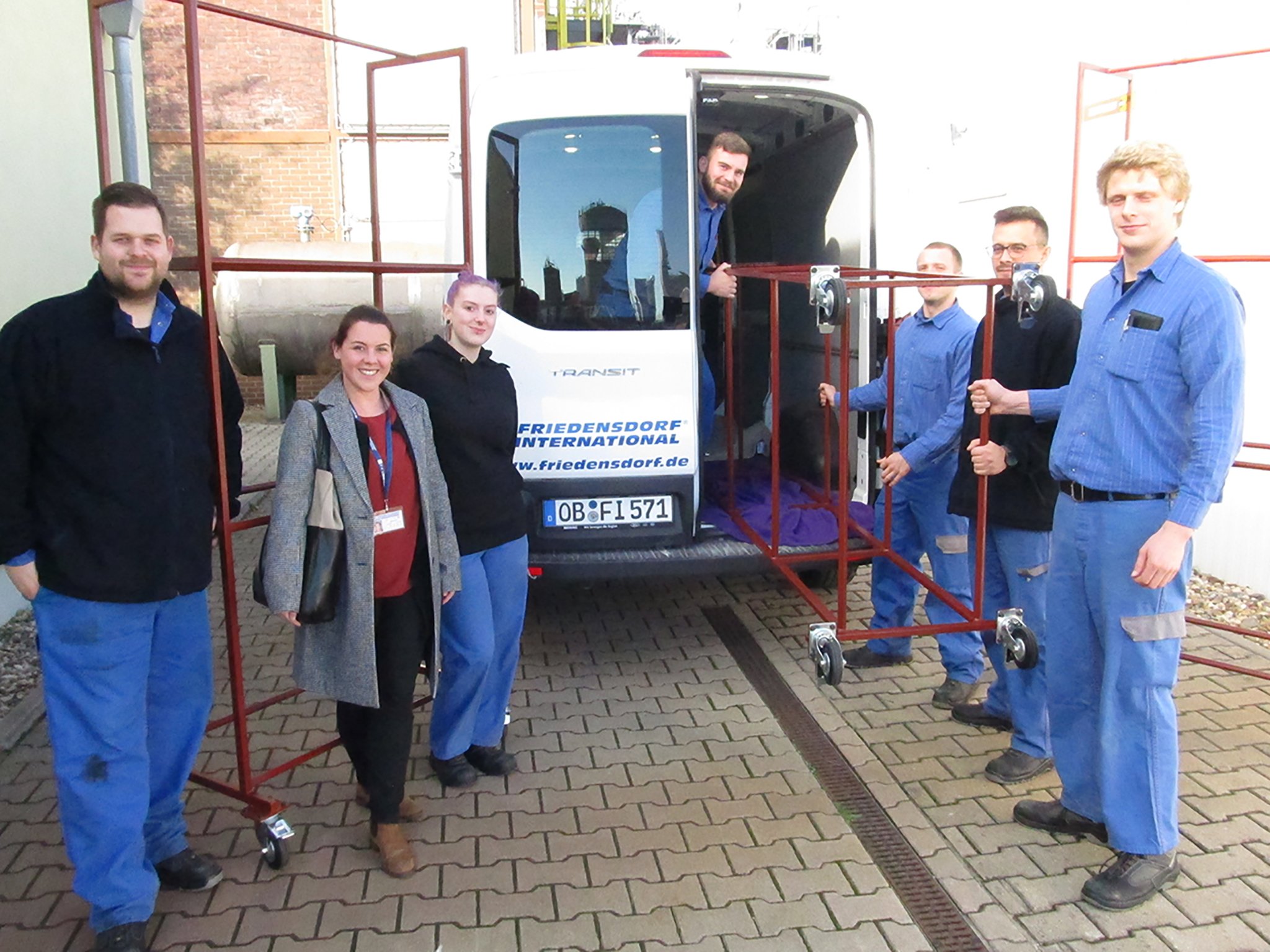 Oxea unterstützt das Friedensdorf: Azubis der Oxea Services GmbH bauen ...