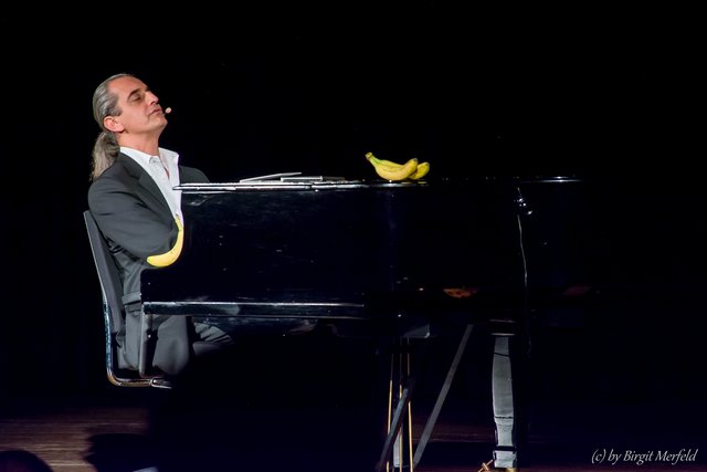 Hagen Rether mit "Liebe" in der Klever Stadthalle