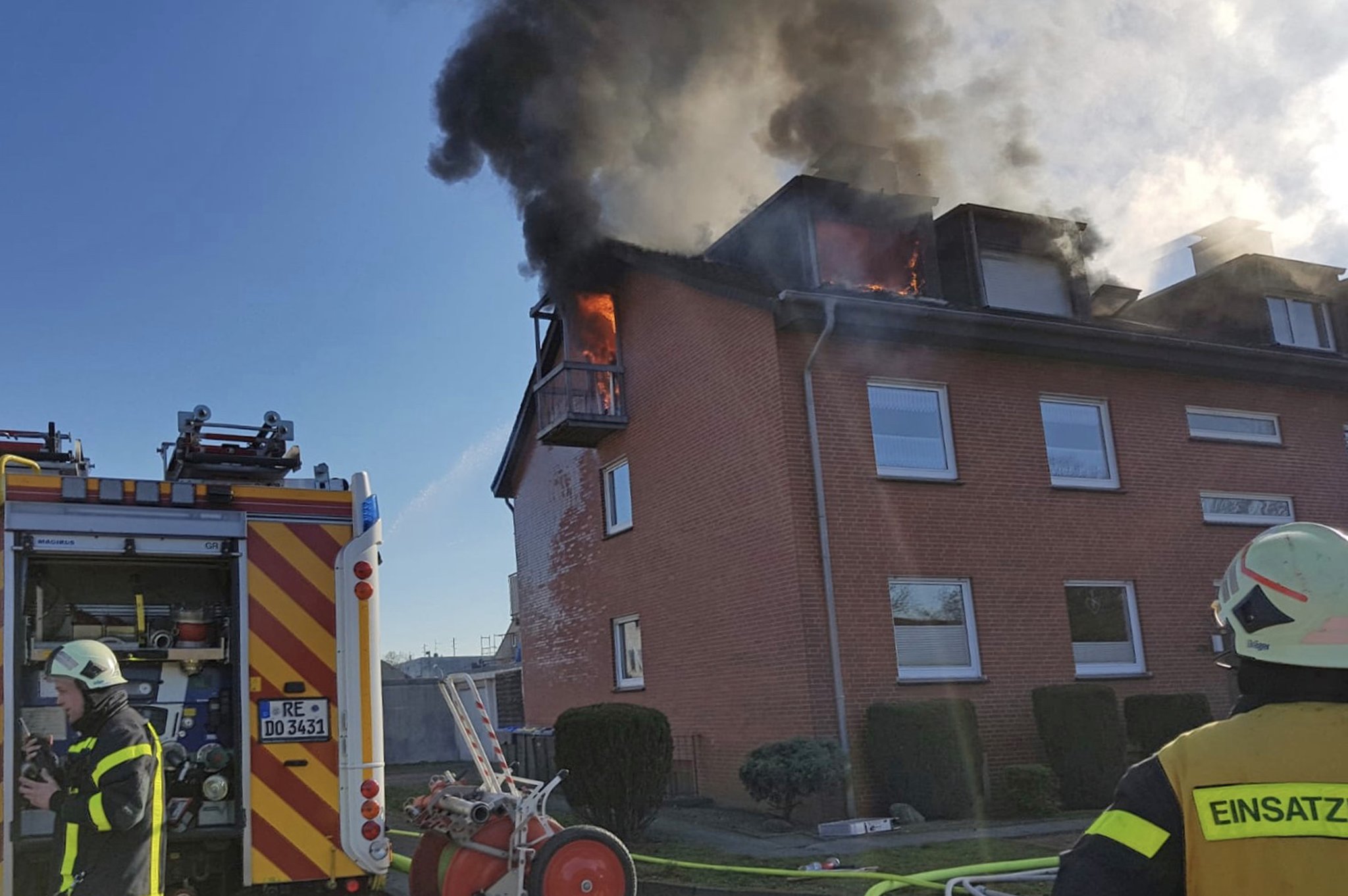 Dachgeschosswohnung am Hellweg in Hervest Dorsten ausgebrannt: Mann muss mit Rauchgasvergiftung ...