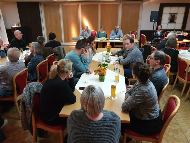 Versammlung der Siedler im Rumbecker Holz: Vorsitzende Heike Rath und ...