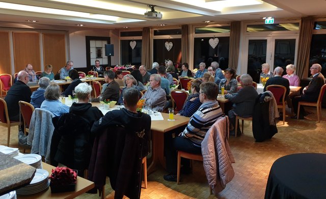 Versammlung der Siedler im Rumbecker Holz: Vorsitzende Heike Rath und ...