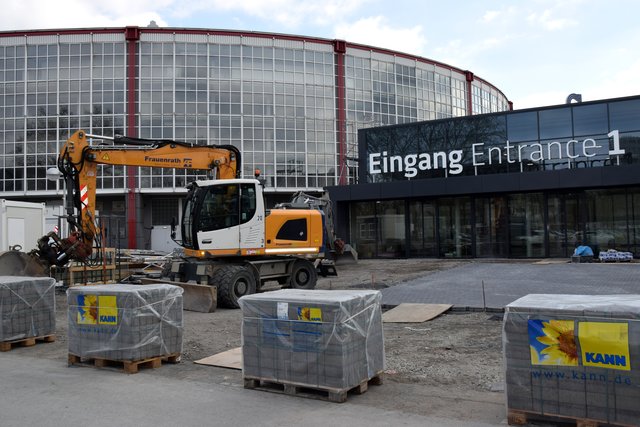 Große Glashalle an der B1 führt jetzt Besucher in alle Dortmunder ...