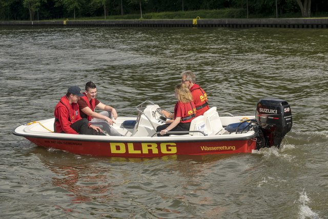 Bootstaufe am Kanal: Neues Rettungsboot für die DLRG - Oberhausen