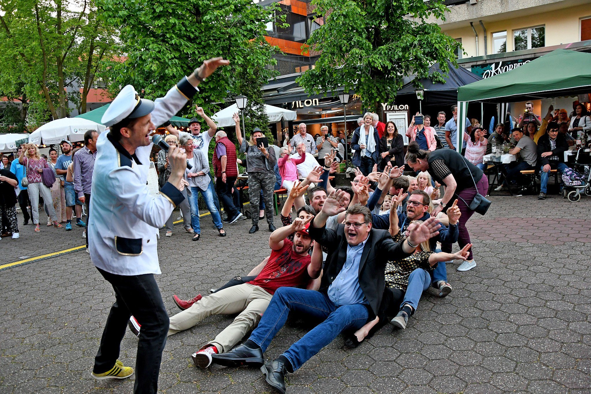 Sechs Winzer begeisterten im Center Carrée Steele: Feucht-fröhliches ...