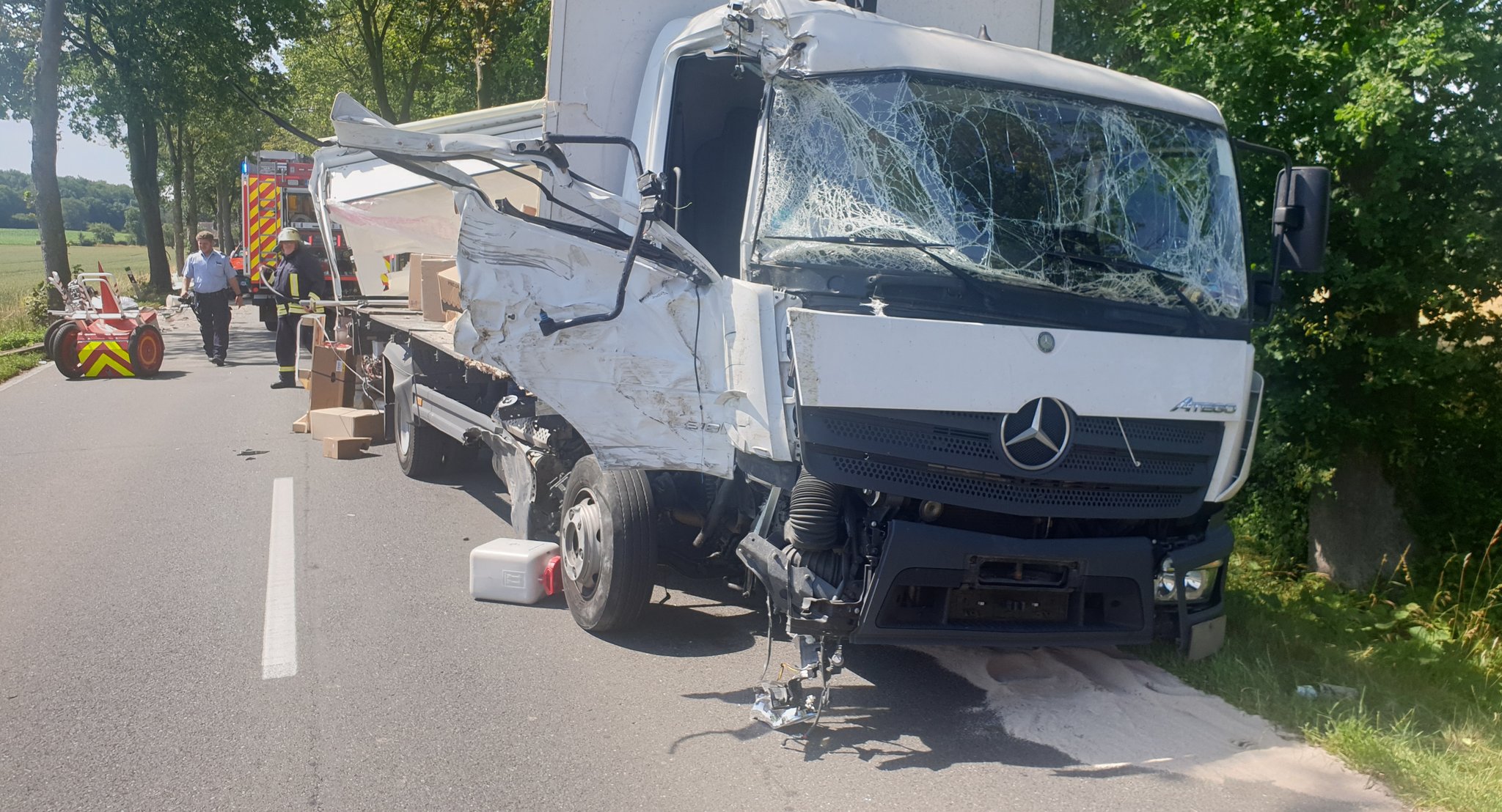 Schwerer Verkehrsunfall: LKW prallt in Xanten gegen Baum: Fahrer wurde schwer verletzt in ein ...