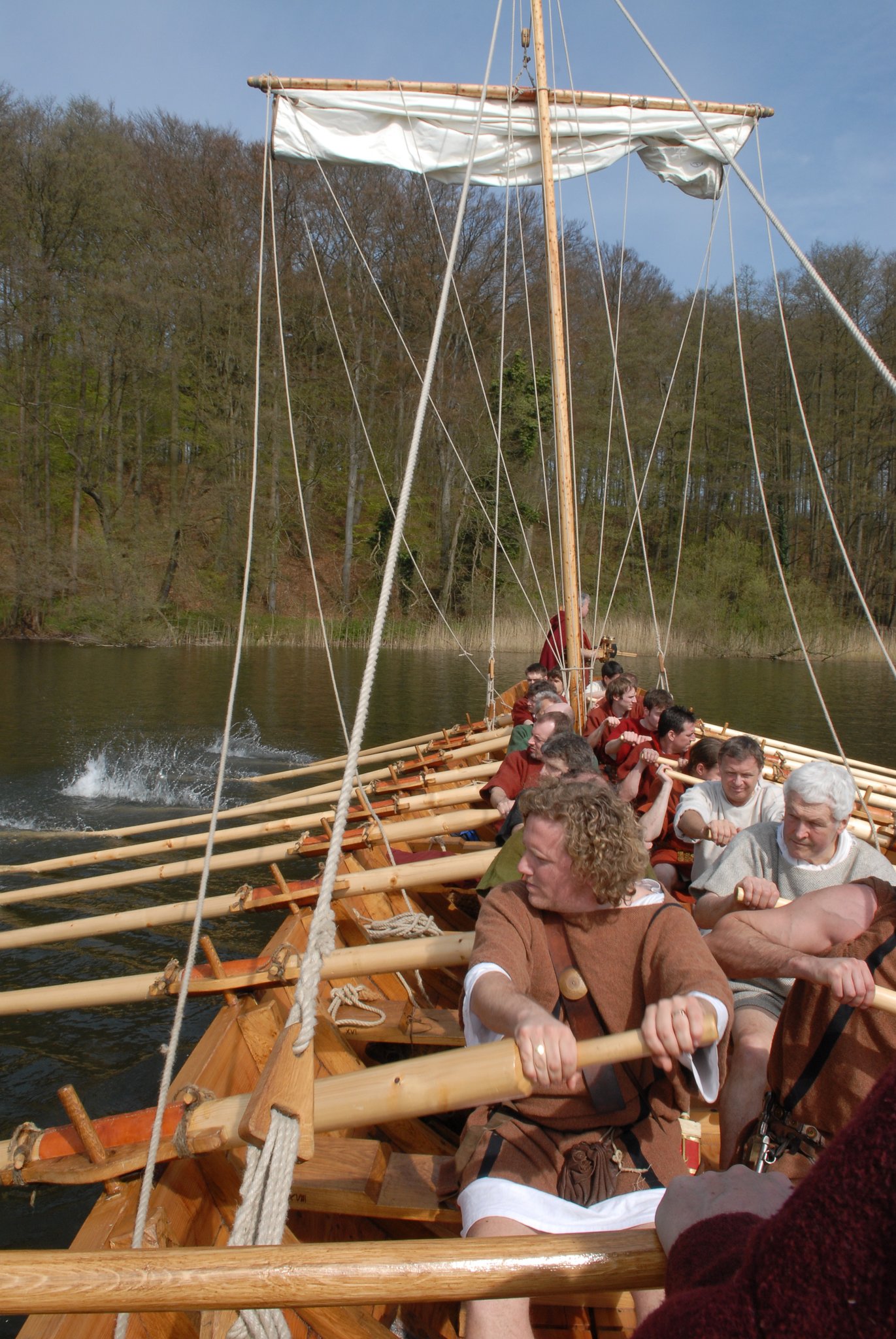 Mit dem Römerschiff „Victoria“ auf dem Halterner Stausee: Rudern wie ...