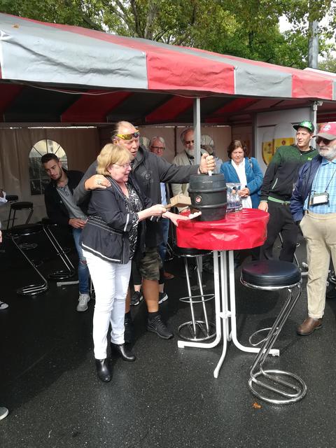 Die Fahrgeschäfte drehen sich wieder am Markt: Ganz Rheinhausen feiert ...