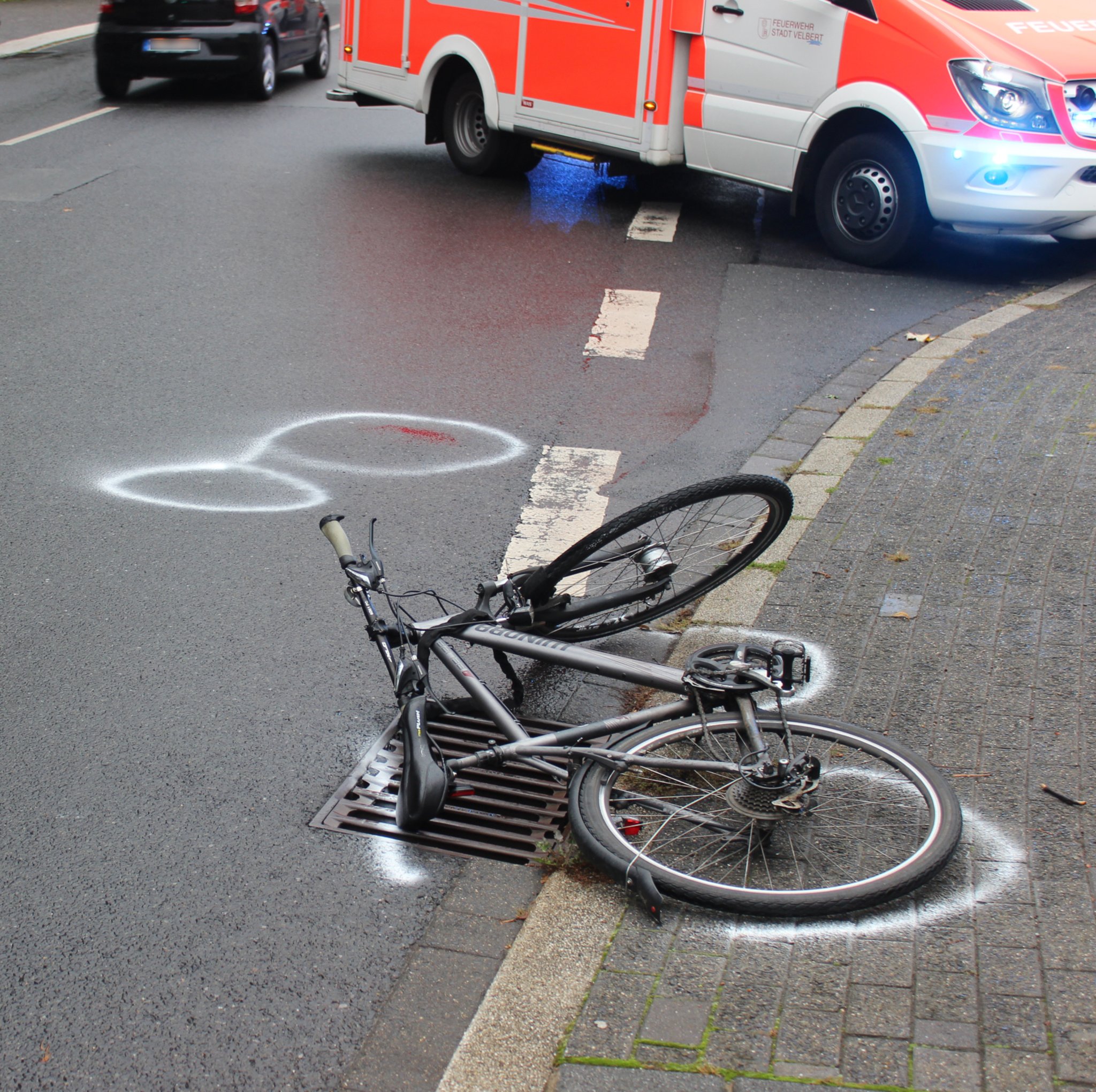 Radfahrer nach Unfall schwer verletzt - Velbert