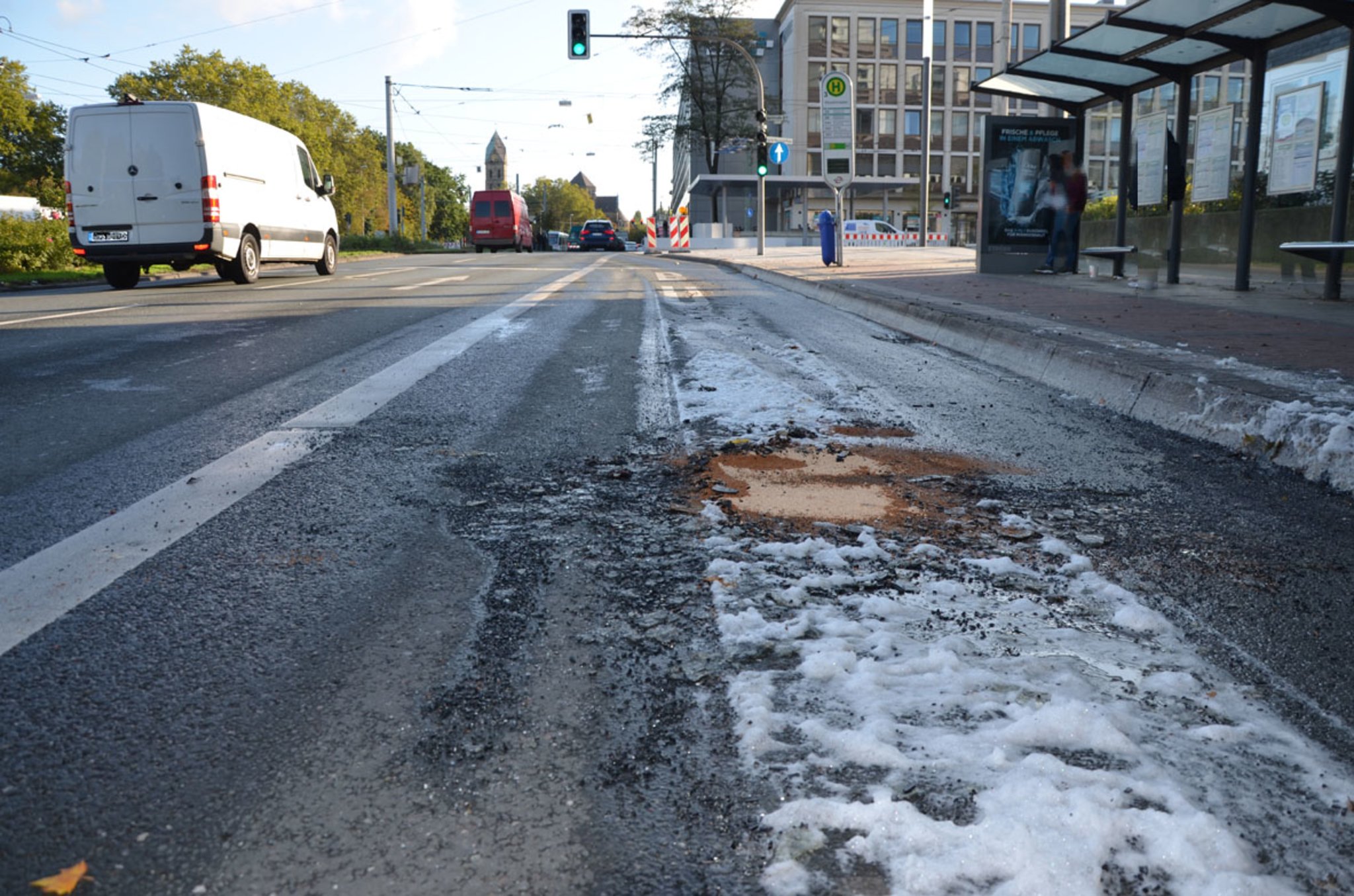 Polizei und Feuerwehr am frühen Mittwochmorgen im Einsatz: Linienbus in ...
