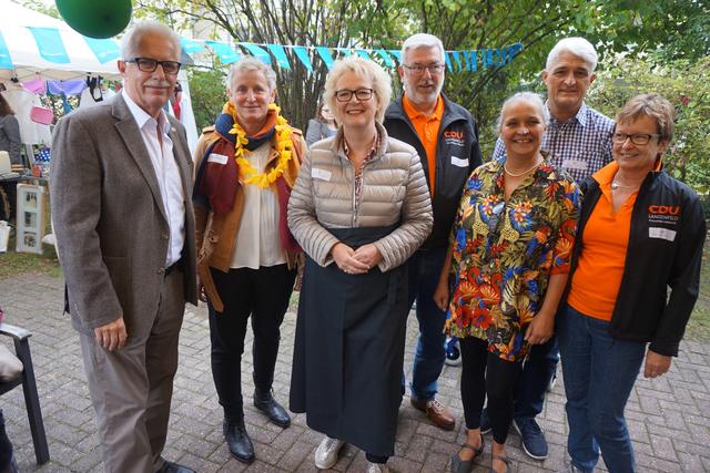 Besucherströme ließen sich vom Regenschauer nicht abhalten.: Jedes ...