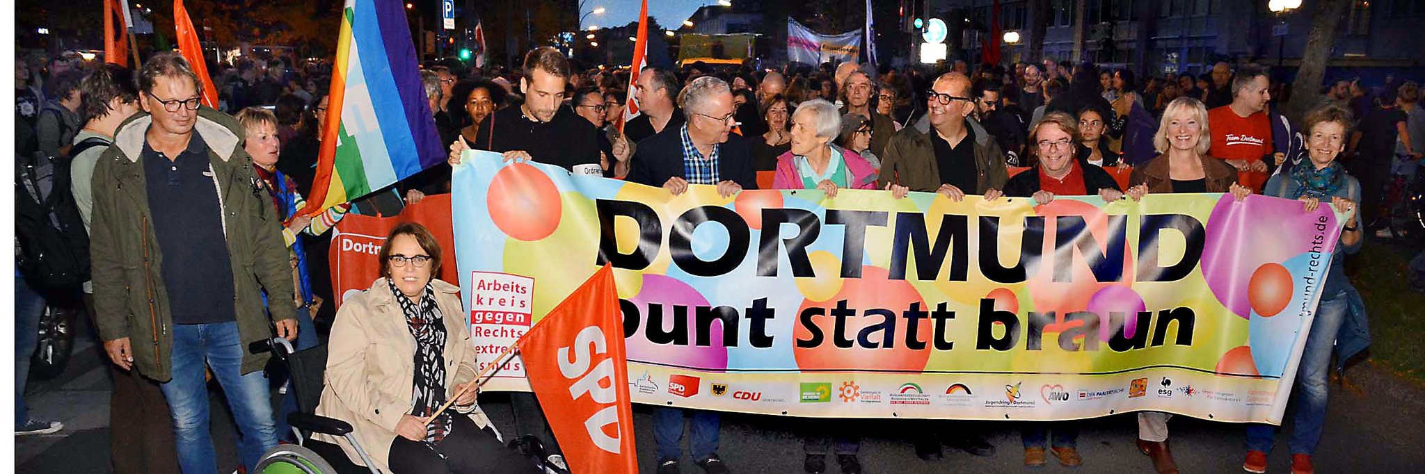Friedlicher Protest gegen Rechtsradikale: 2.000 gingen auf die Straße ...