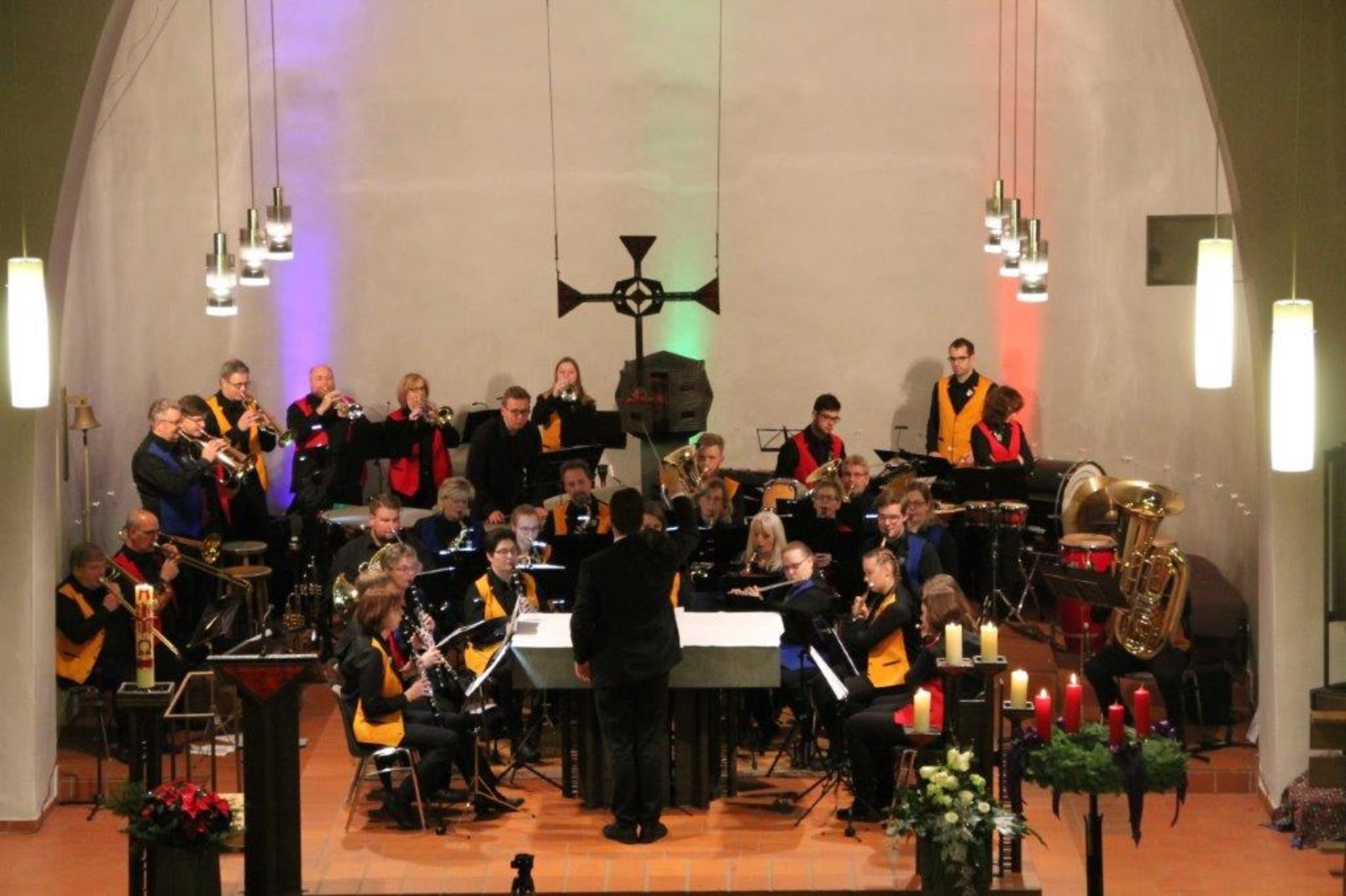 Querschnitt durch verschiedene Musikgenres: Vorweihnachtliches Konzert der Blasmusik St. Marien ...