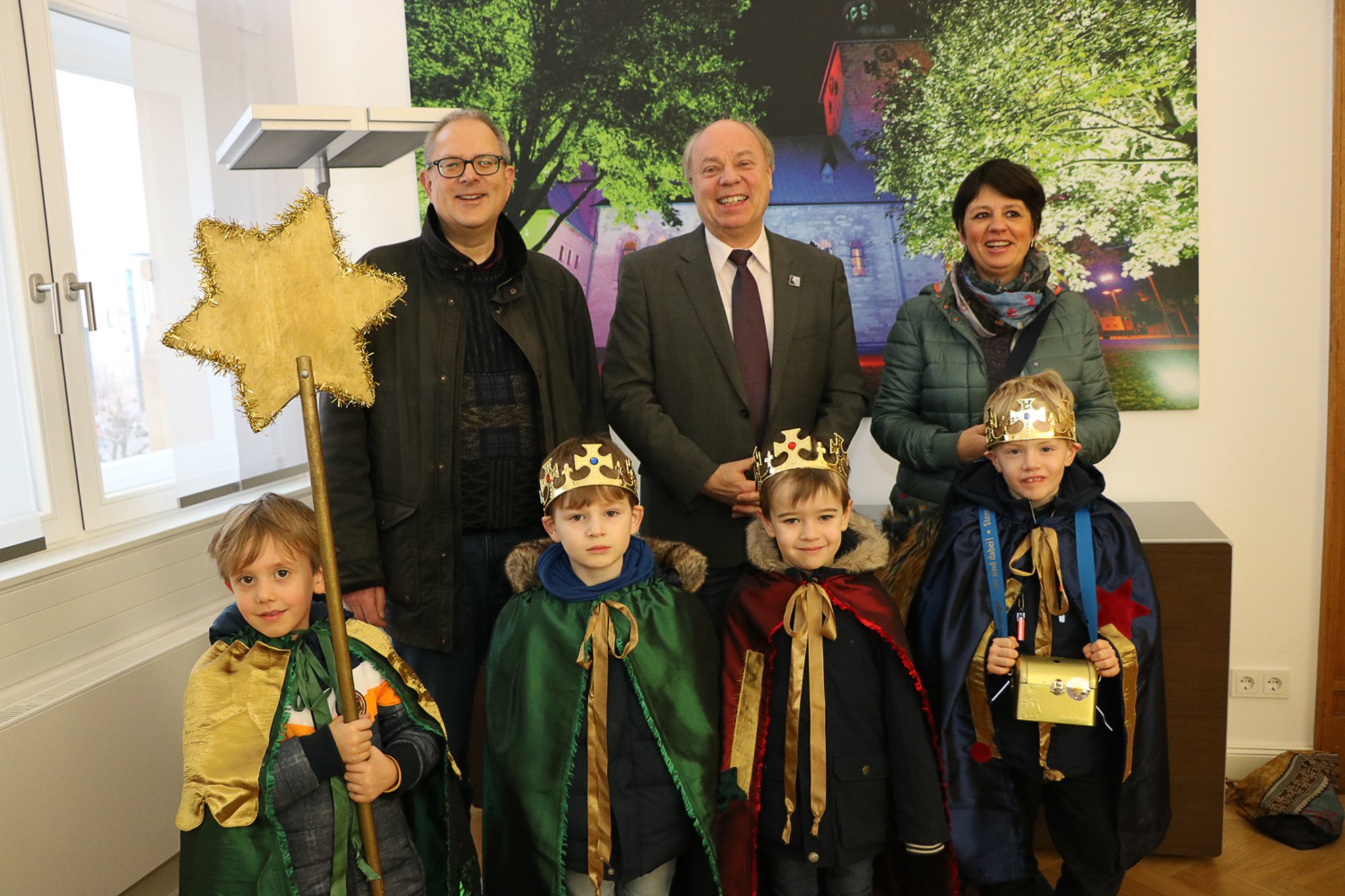 Recklinghäuser Sternsinger besuchen Rathaus: Georg Möllers empfängt Caspar, Melchior, Balthasar ...