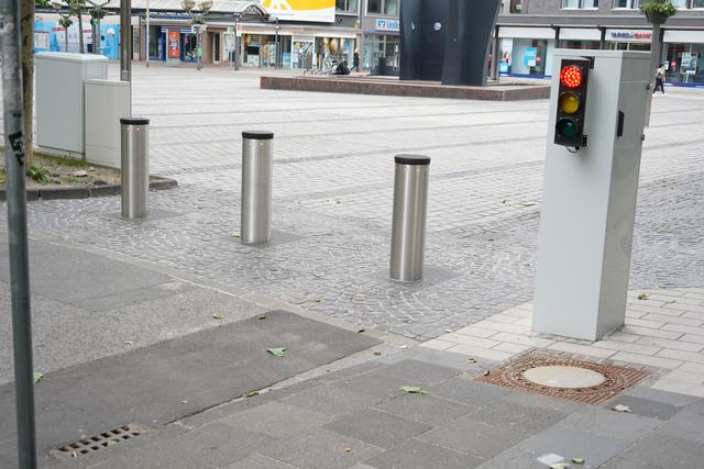 Die ersten versenkbaren Poller sind sichtbar - Duisburg