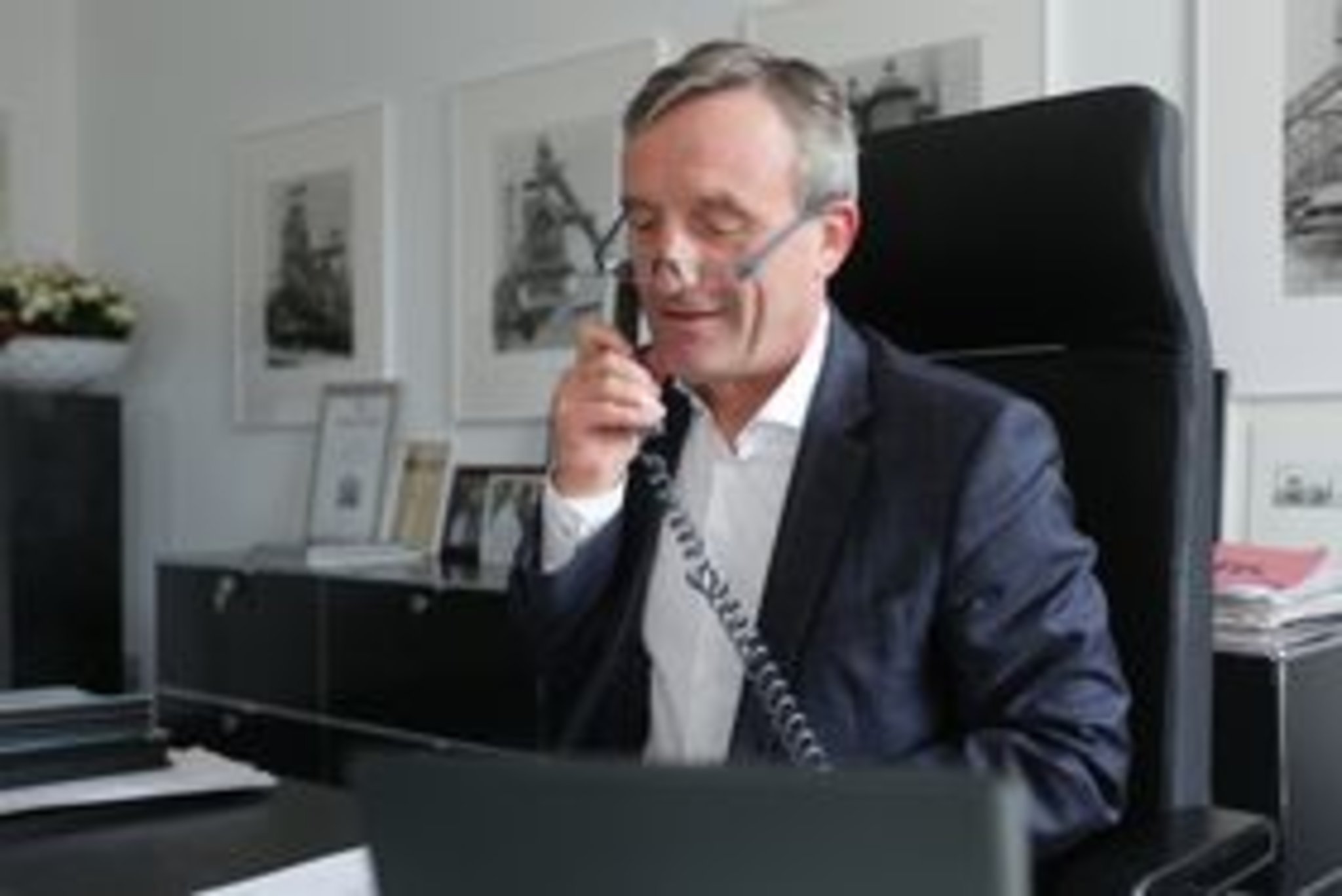 Hält sich Thomas Geisel an die coronabedingten Einschränkungen ...