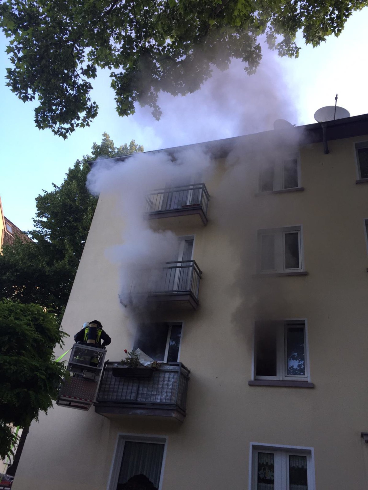 Warum das Feuer in dem Mehrfamilienhaus ausgebrochen war, ist noch unklar und wird von der ...