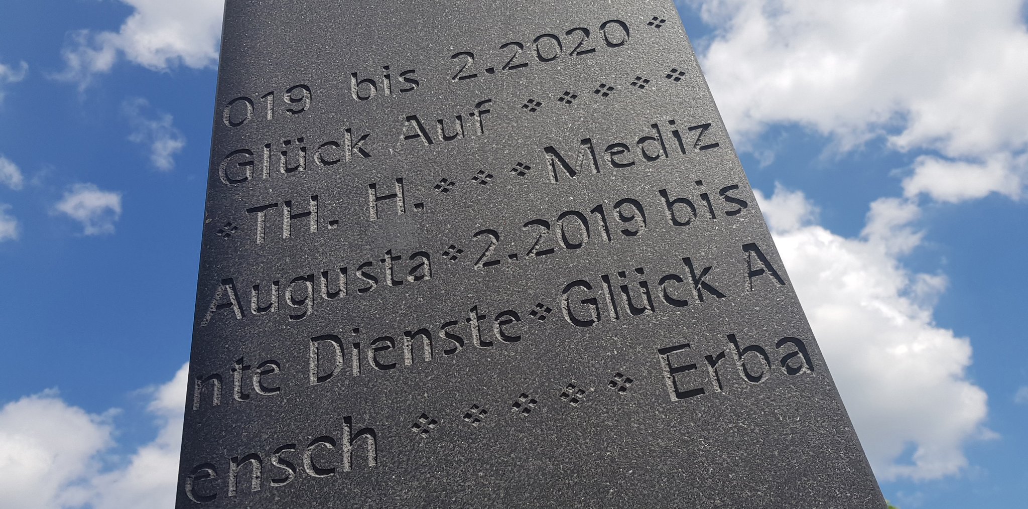 Neues Kunstwerk am Augusta-Neubau:: Basalt-Monolith als Grundstein - Bochum