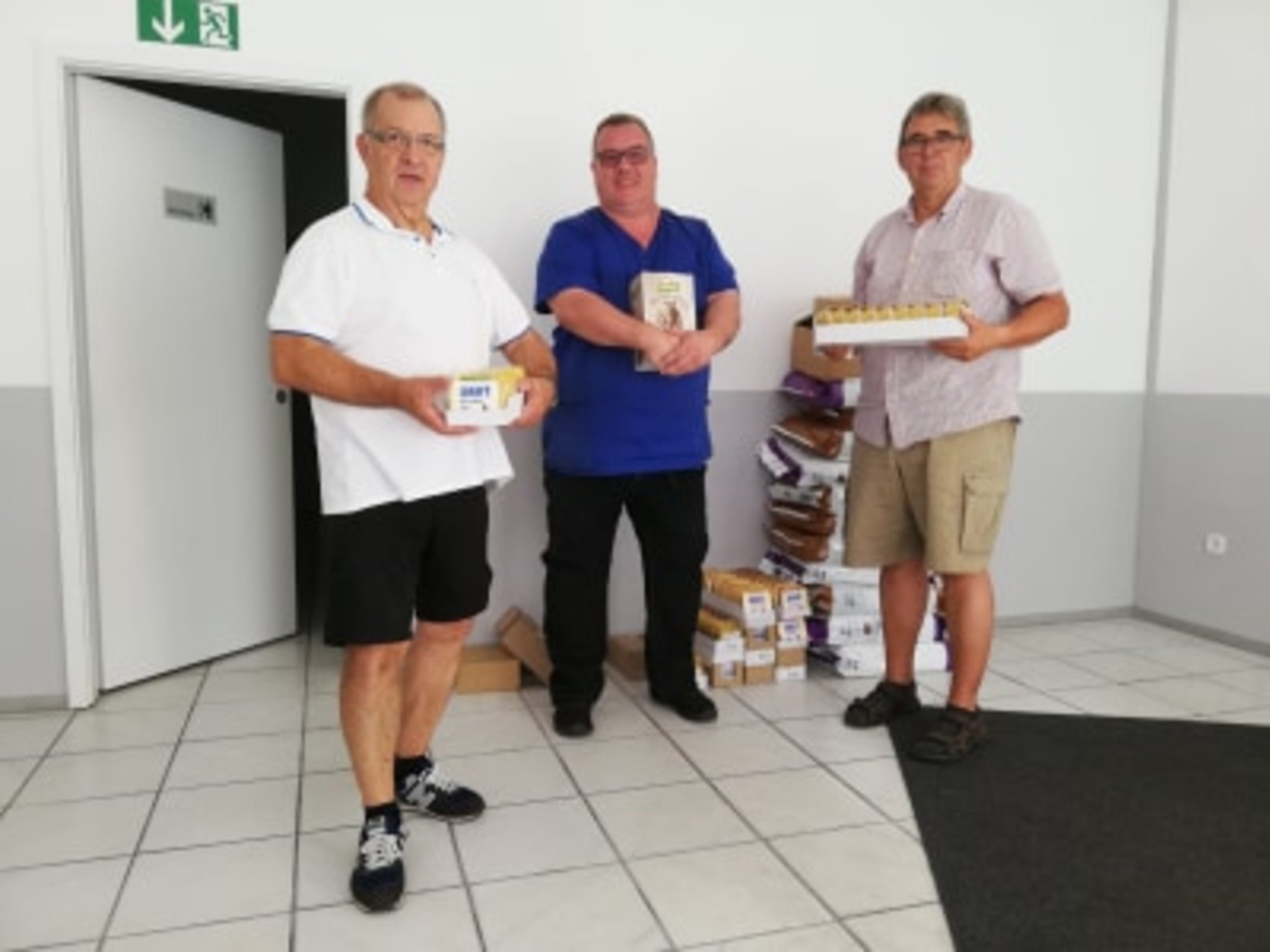 Die Narrenzunft Homberg Spendet Hundefutter für den VFSD e.V ...