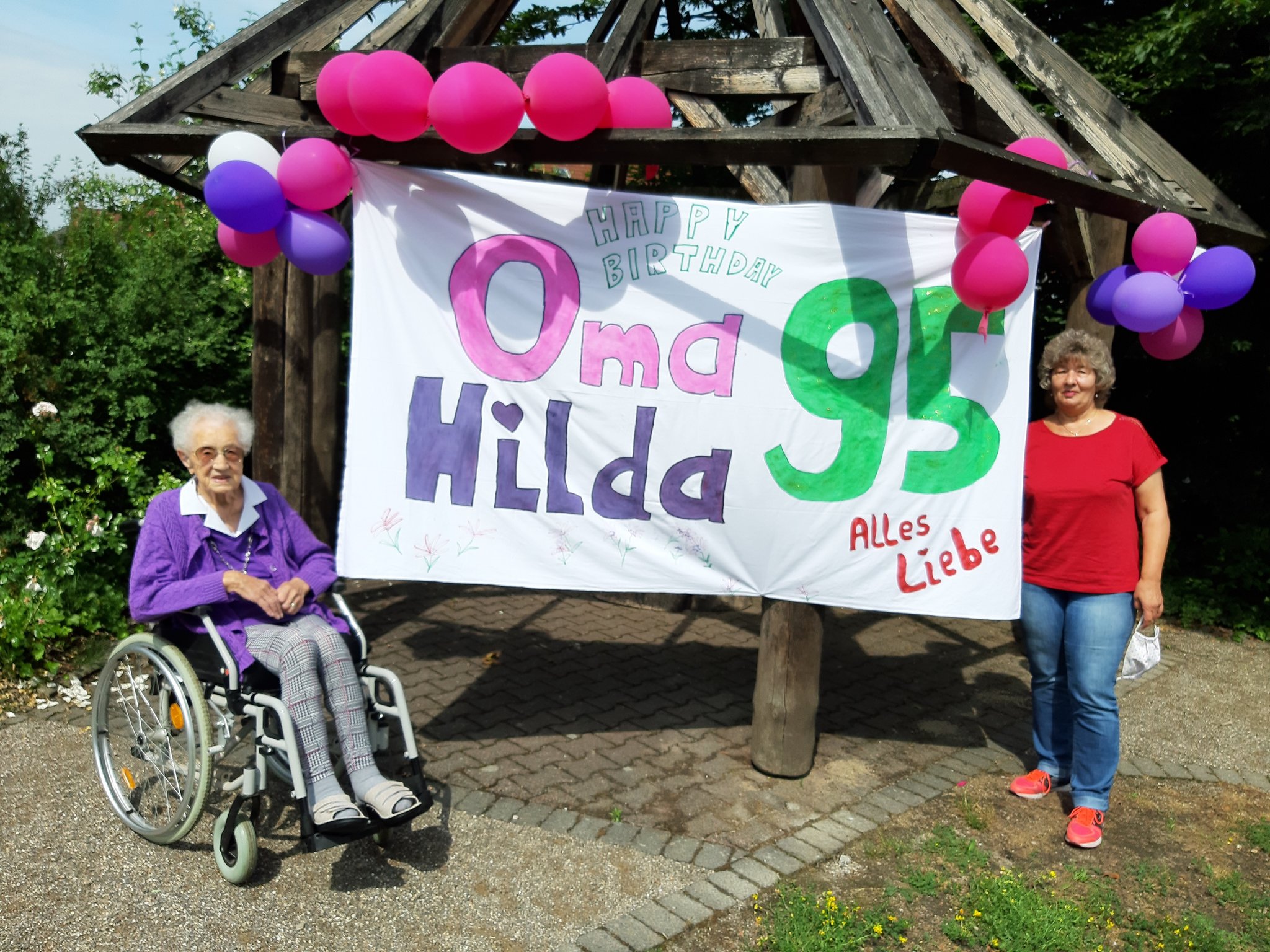 Enkel gratulieren mit Transparent: Freudige Überraschung für Oma Hilda ...