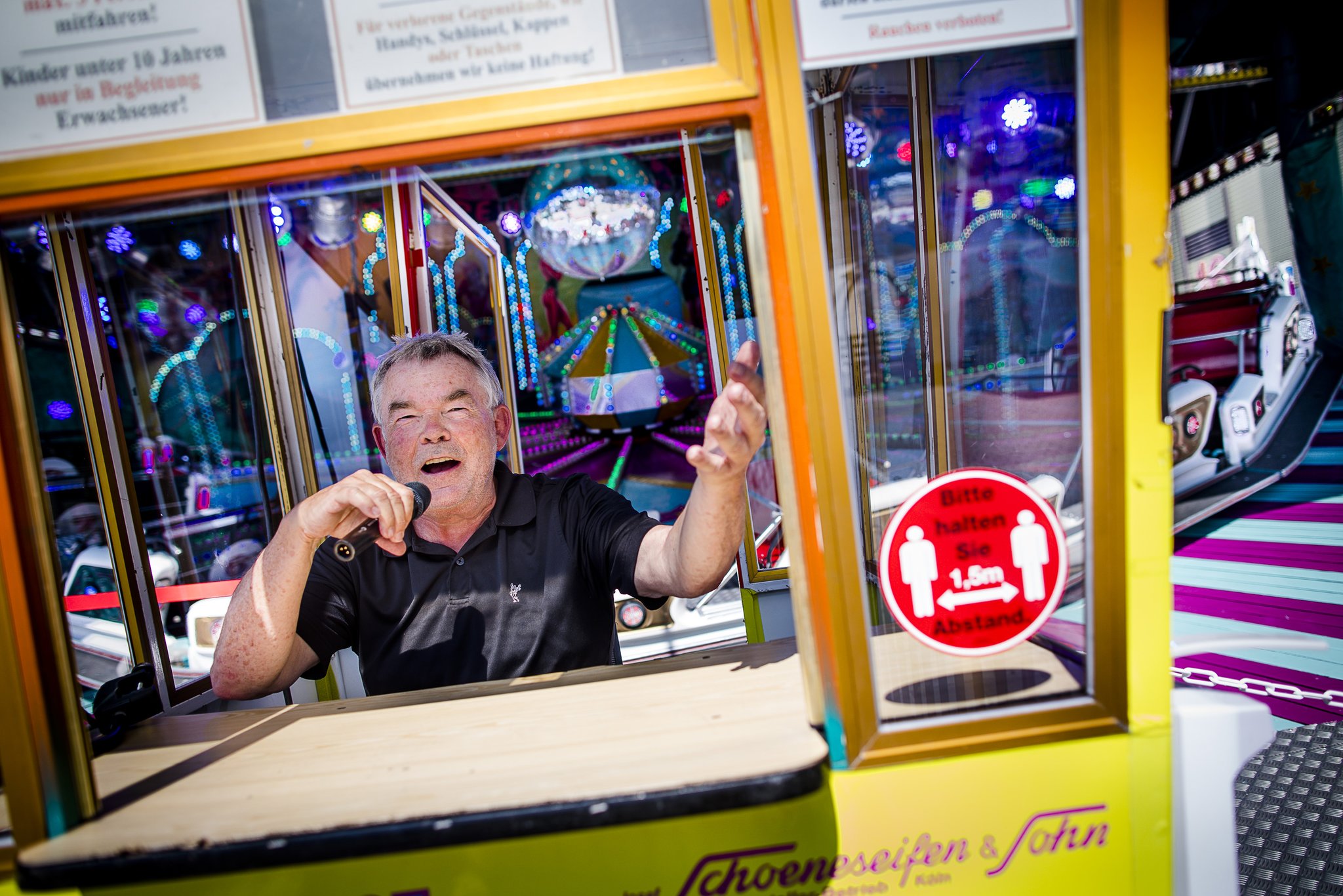 Düsseldorf: Manni B in Aktion: Manni Breuckmann moderiert im DüsselLand ...