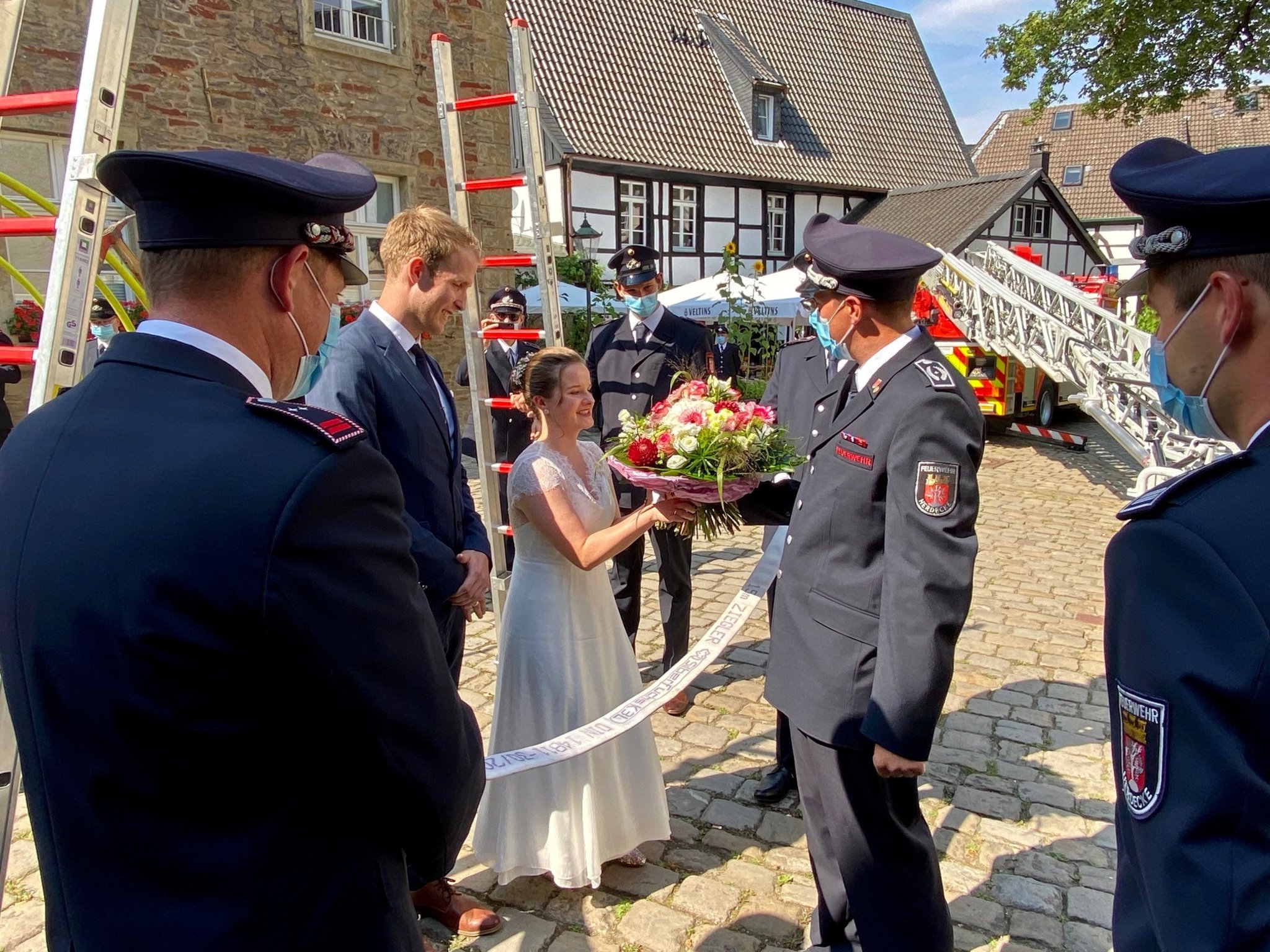 Feuerwehrhochzeit in Herdecke: Mit Feuerwehräxten zur Hochzeit: Eva ...