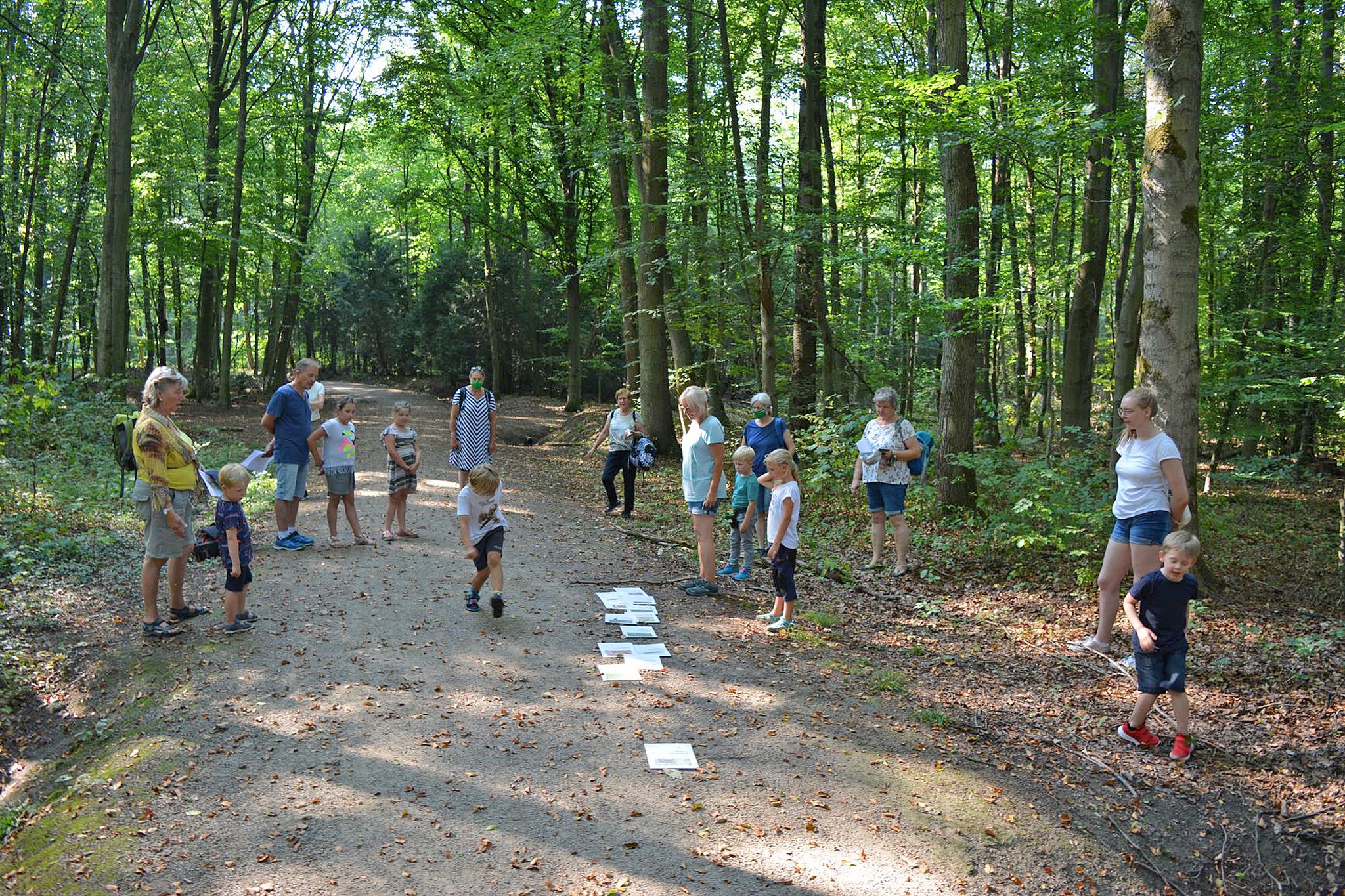 Jung und Alt erleben drei spannende Stunden mit Waldpädagogin Andrea ...